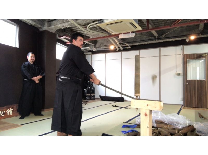 [Osaka/Namba/Nihonbashi] Japanese sword trial cutting experience! A ...