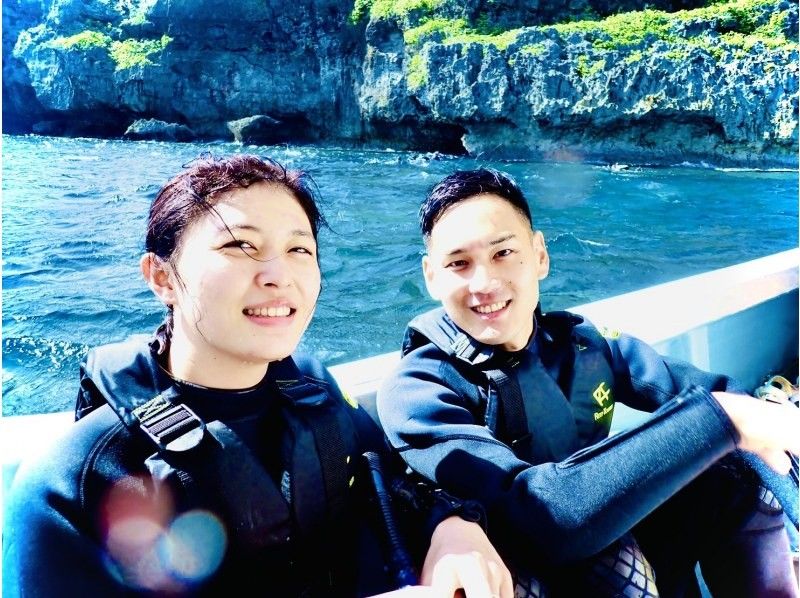【恩納村青の洞窟】ボートで行く青の洞窟シュノーケリング♪乗船料込・写真撮影付 女性・カップルにおススメ アクティビティジャパン